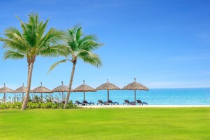2 piscinas exteriores, toldos gratuitos, guarda-sóis 