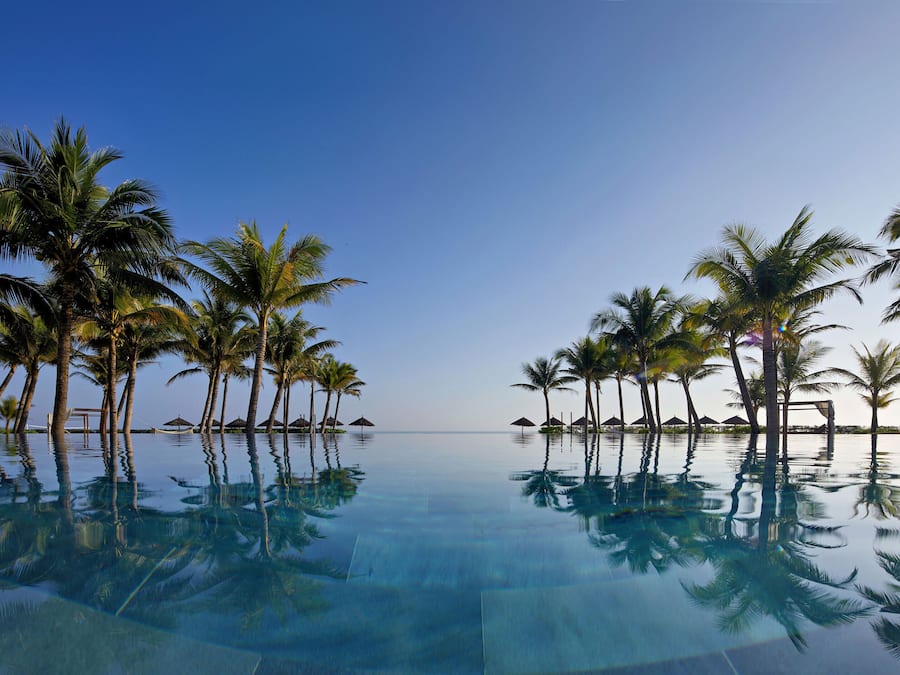 2 piscinas exteriores, toldos gratuitos, guarda-sóis