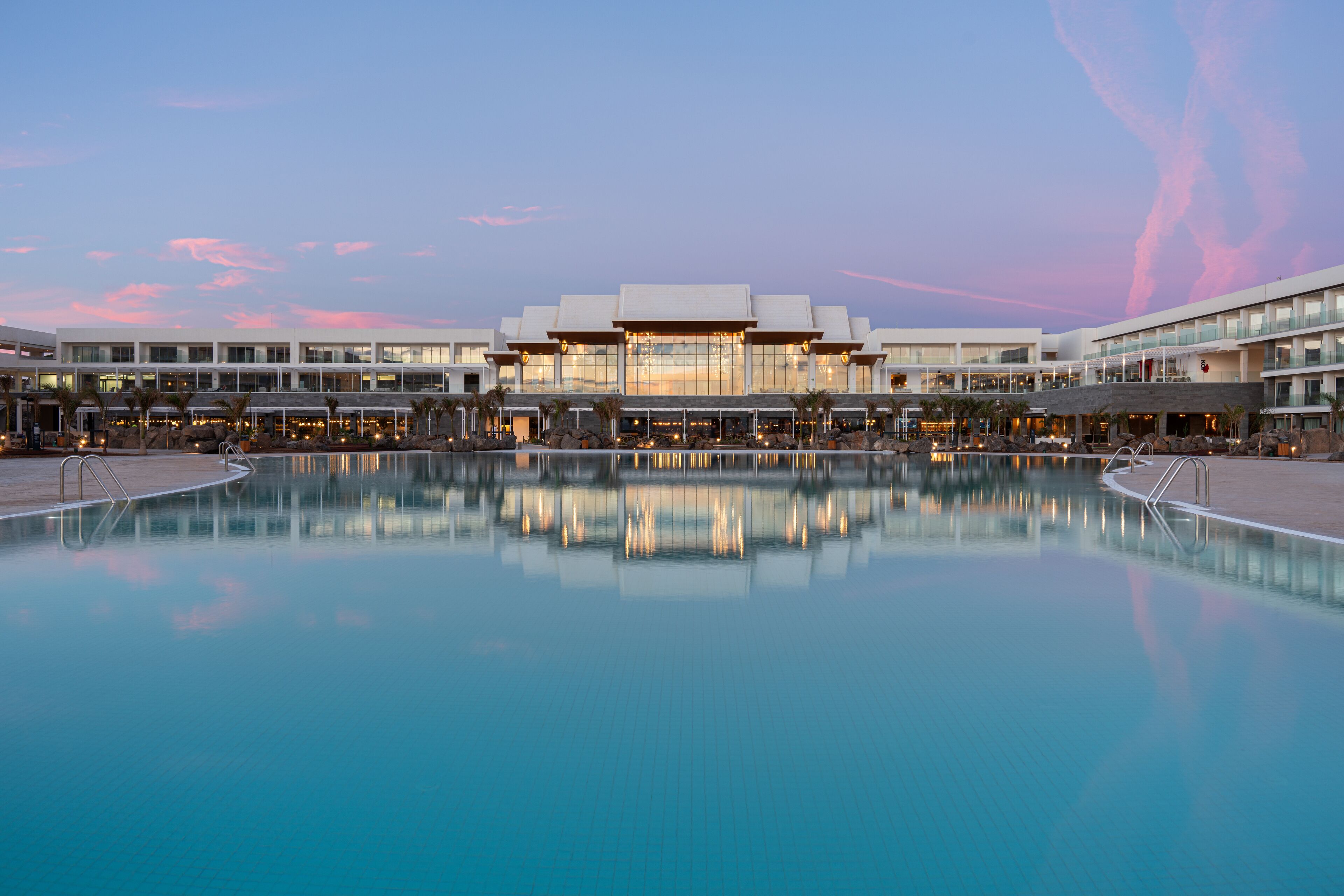 2 piscinas exteriores, guarda-sóis, espreguiçadeiras 