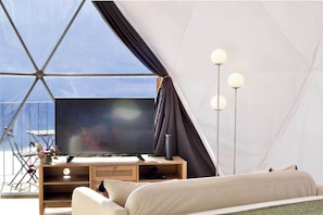 Tenda Premier, 1 cama queen-size | Sala de estar | Televisor LED de 43 polegadas com canais por cabo, televisor