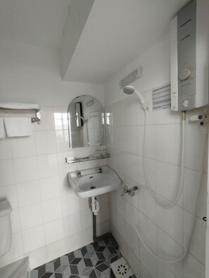 Quarto Duplo | Casa de banho | Artigos de higiene pessoal grátis, chinelos, toalhas fornecidas