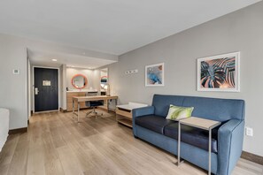 Escrivaninha, espaço de trabalho para notebook, cortinas blackout