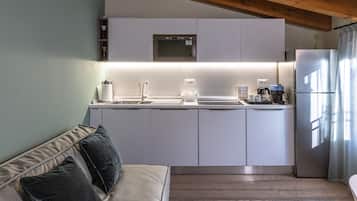 Penthouse Deluxe, kitchenette, vista para o canal | Sala de estar | Televisor de ecrã plano de 32 polegadas com canais via satélite