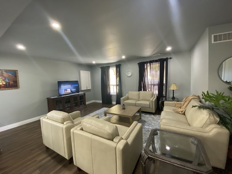 Peaceful 3 Bedroom Apartment On The Water - Port Dover Beach