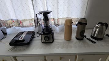 Apartamento básico | Cozinha privada | Geladeira, micro-ondas, talheres/pratos/utensílios de cozinha