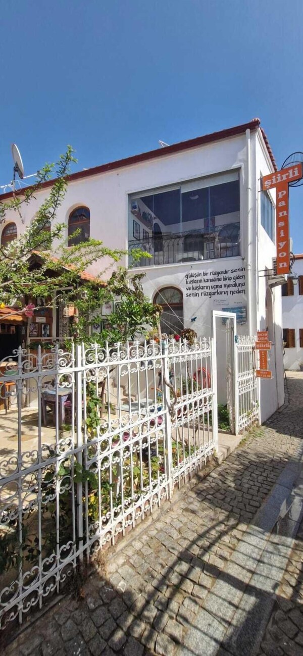 ŞİİRli̇ Pansi̇yon - Sığacık