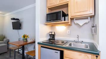 Quarto, 1 quarto | Cozinha privada | Geladeira, cafeteira/chaleira, torradeira