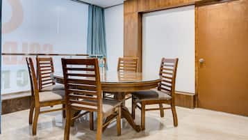 Quarto Duplo Premium | Secretária, ferro/tábua de engomar