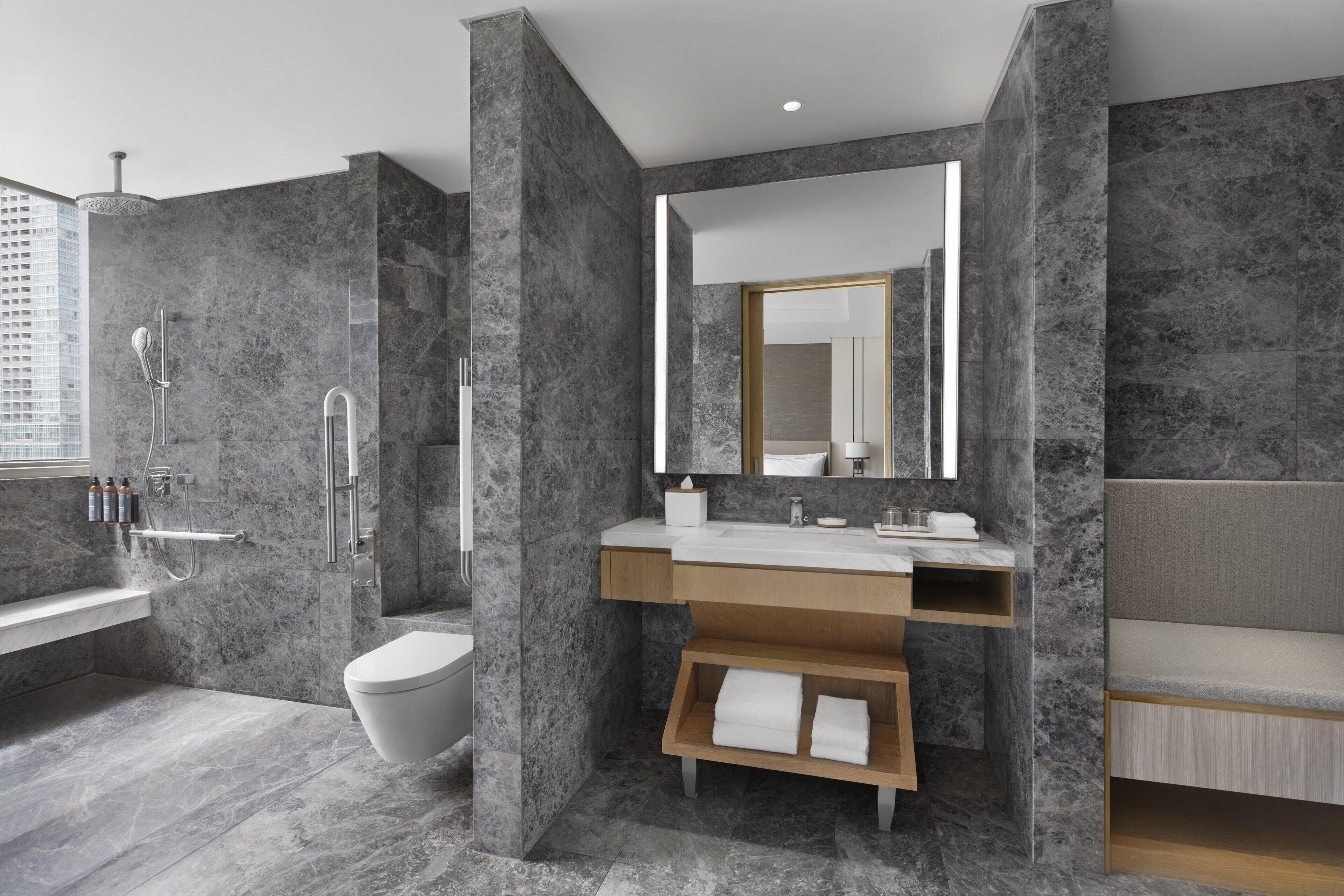 Quarto luxo, 1 cama King, vista para a cidade | Banheiro | Banheira e chuveiro separados, chuveiro com efeito de chuva
