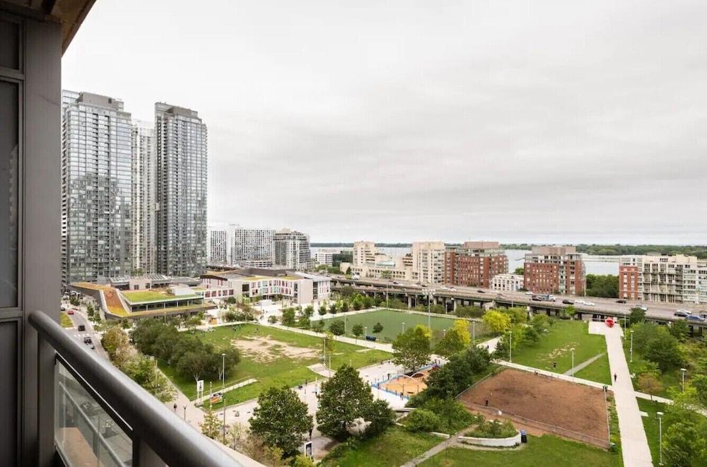 Luxury Waterfront View & Free Parking - Mississauga
