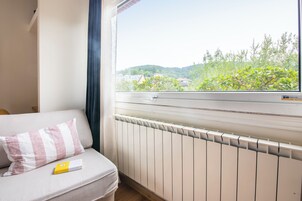 Quarto Quádruplo Económico, vista para o jardim | Secretária, quartos insonorizados, Wi-fi grátis 