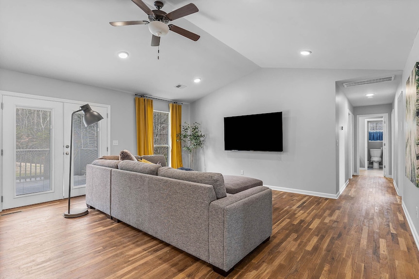 2 King Beds, 2 Twin Beds -- Modern Country Stay - Cleveland, TN