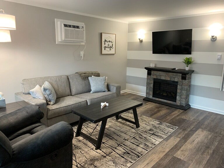 Adventure Acres- Suite A5 - Maze, Holly