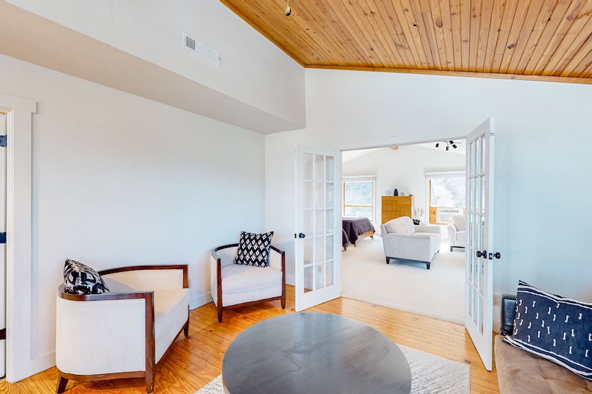 Stunning Lakefront Home With Guesthouse, Private Infinity Pool, Sauna & Firepit - Beaver Lake, AR