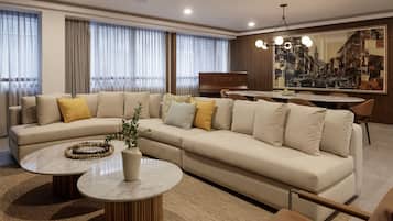 Suite-Estúdio Presidencial | Sala de estar | Smart TV de 65 polegadas com canais por cabo, televisor