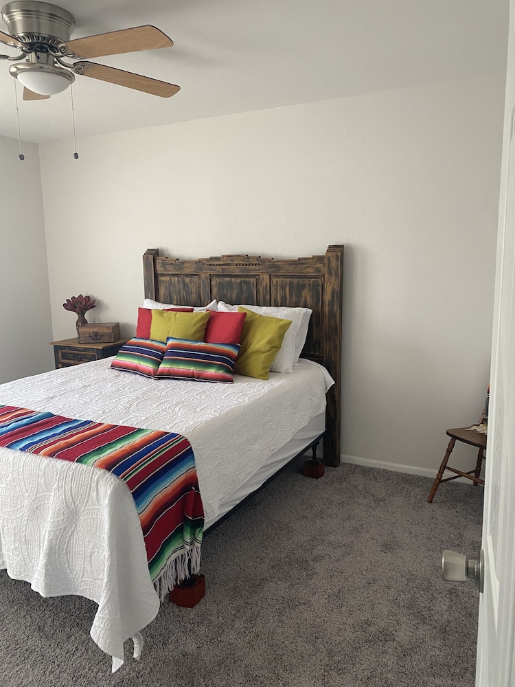 New!cute Cottage Within Walking Distance Of Square.close To Parks And City Beach - Granbury, TX