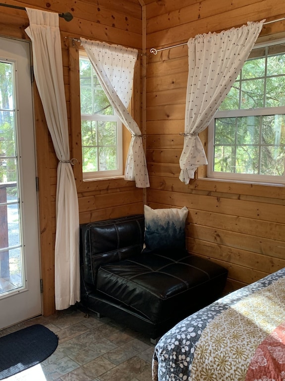 Glamping At Its Finest In An Adorable Tiny Home Cabin That Sleeps Up To Three! Shared Hot Tub. Beautiful Property Surrounding The Cabin. Short Stroll To Copper Creek. Walking Distance To Copper Creek Restaurant. 2 Miles To Mt Rainier National Park. -