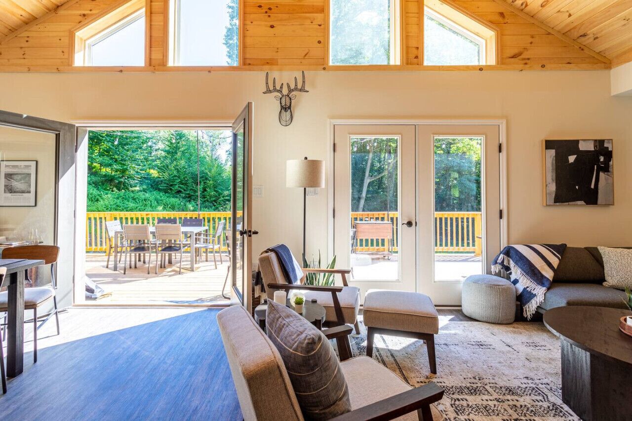 Modern Chalet W/ Firepit, Bbq, Fast Wi-fi, Deck - Kerhonkson, NY