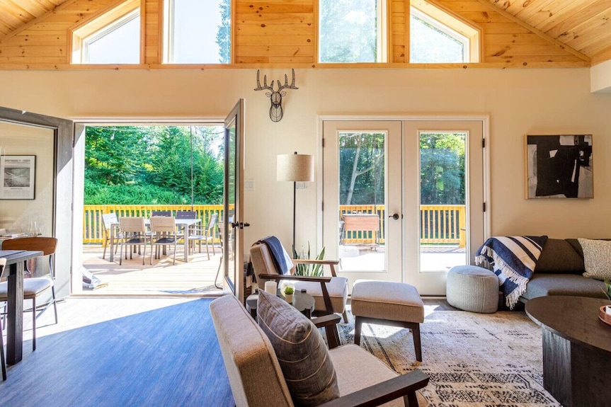 Modern Chalet W/ Firepit, Bbq, Fast Wi-fi, Deck - Kerhonkson, NY