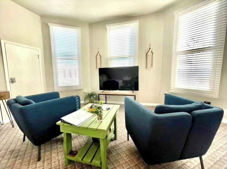 Completely Remodeled Efficiency Unit One Block From The Smithville Square - Smithville, MO