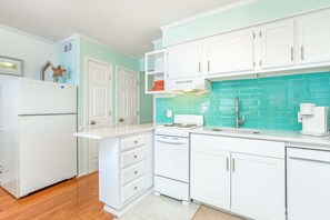 Apartamento em Condomínio Fechado, 1 cama queen-size e sofá-cama, varanda, vista para a praia | Cozinha privada | Um frigorífico, um micro-ondas, um forno, uma placa de cozinha 