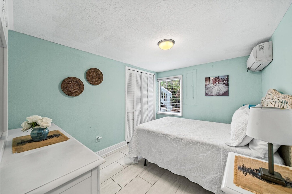 Barefoot Beach Cottage. Direct Oceanfront. Private Yard. 5 Bedroom ...