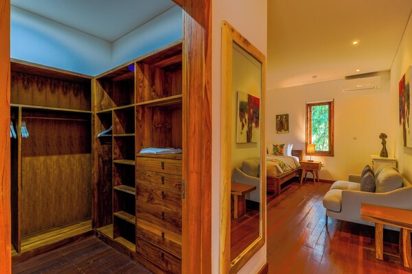 Paradise Garage Komodo Villa - Labuan Bajo