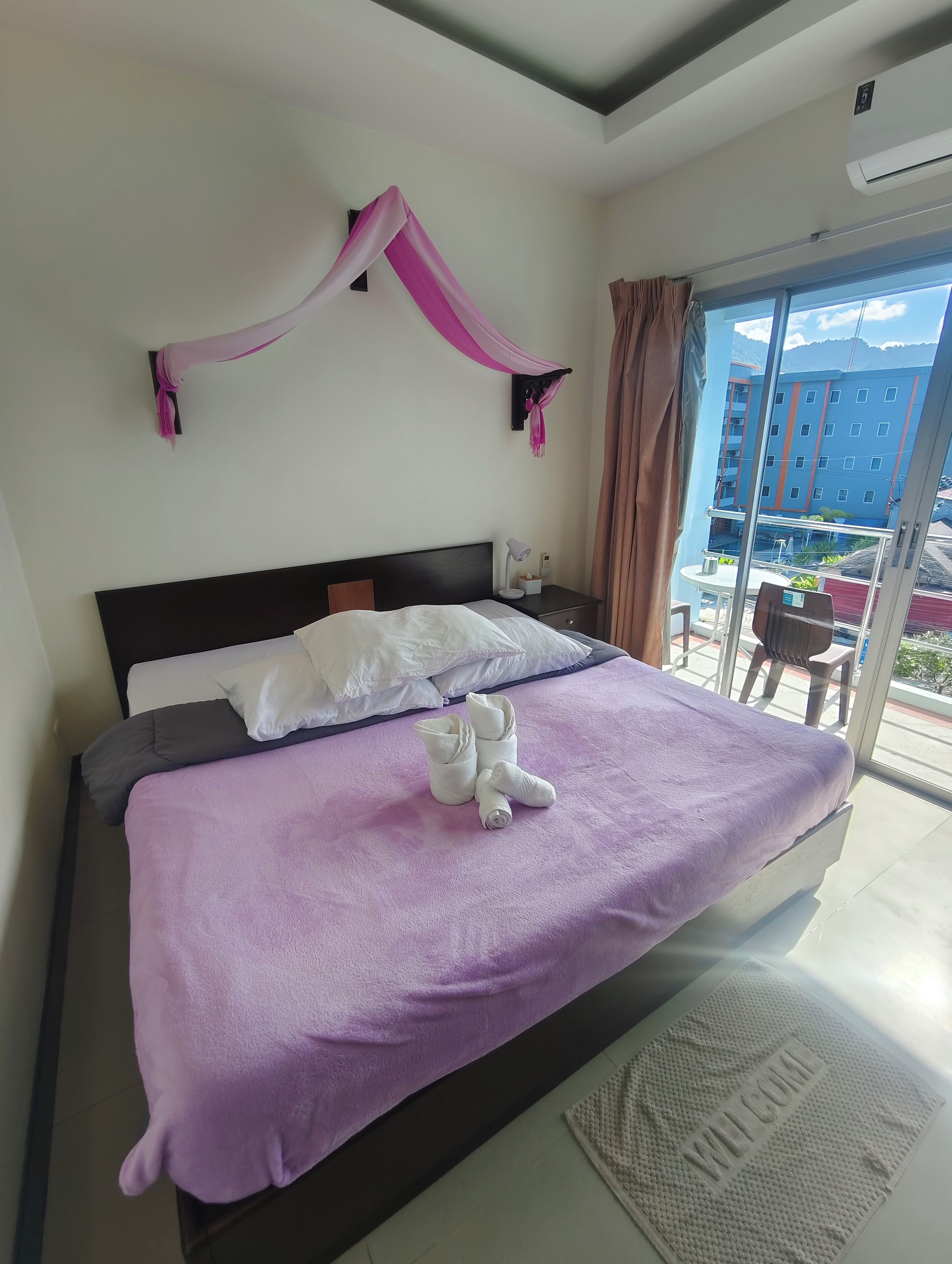 Quarto casal clássico | Cofres nos quartos, individualmente mobiliados, Wi-Fi de cortesia