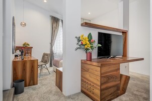 Deluxe Suite with Steam Bath | Roupas de cama de algodão egípcio, roupas de cama premium, frigobar
