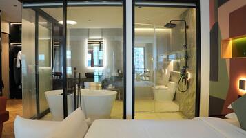 Deluxe Premier | Casa de banho | Um polibã, um secador de cabelo, chinelos, toalhas fornecidas