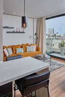 Suíte grand | Área de estar | Smart TV 43 polegadas com canais via satélite, TV, escritórios