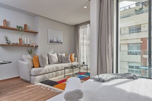 Suite Standard | Sala de estar | Smart TV de 43 polegadas com canais via satélite, televisor