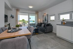 Apartamento Comfort, 2 quartos, terraço | Sala de estar | Televisor de ecrã plano de 32 polegadas com canais via satélite 