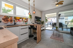 Apartamento Comfort, 1 quarto, terraço, junto ao jardim | Cozinha privada | Um frigorífico, um forno, uma placa de cozinha, uma torradeira 