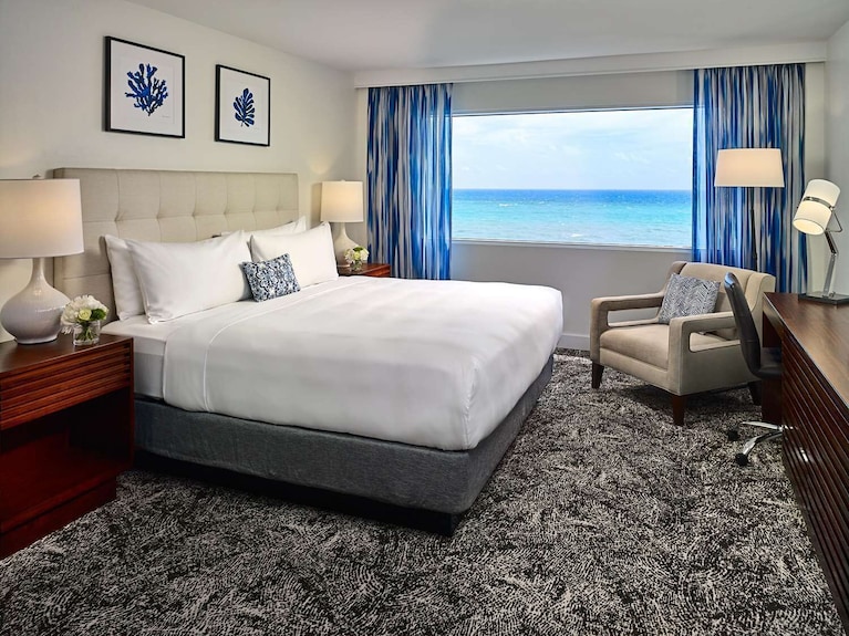 A Short Drive From Colee Hammock Park! Ocean View Accommodation! Pets Allowed! - Fort Lauderdale, FL