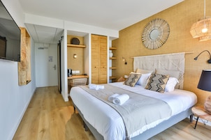 Quarto casal, 1 cama King, sacada, vista para o mar | Roupas de cama premium, frigobar, cofres nos quartos, cortinas blackout