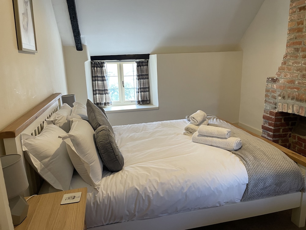 Newly Refurbished Thatched Cottage In Beautiful Sleepy Village - Lulworth Cove