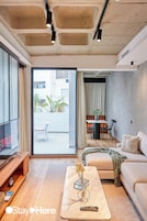 Apartamento Superior | Sala de estar | Smart TV de 46 polegadas com canais via satélite, televisor