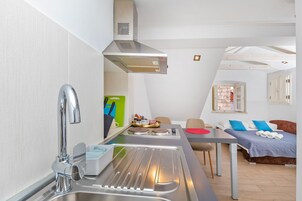 Apartamento romântico | Cozinha privada | Chaleira elétrica, mesas de jantar