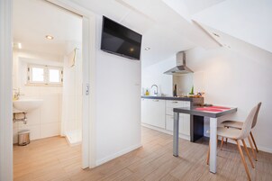 Apartamento romântico | Cozinha privada | Chaleira elétrica, mesas de jantar