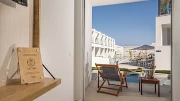 Deluxe Double or Twin Room, with Sharing Pool and Pool View | Cofres nos quartos, cortinas blackout, quartos à prova de som