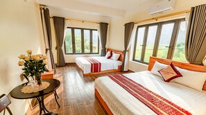 Quarto Deluxe, várias camas, pátio, vista para a montanha | Interior
