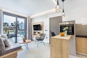 Apartamento Comfort, não fumadores, vista para a piscina | Sala de estar | Smart TV de 32 polegadas com canais por cabo 