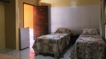 Quarto Básico | Minibar, cofre no quarto, cortinas/cortinados opacos, Wi-fi grátis