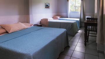 Quarto Básico | Minibar, cofre no quarto, cortinas/cortinados opacos, Wi-fi grátis