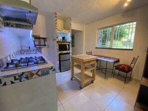 Suite-Estúdio Premium | Kitchenette privada | Minifrigorífico, um micro-ondas, uma placa de cozinha 