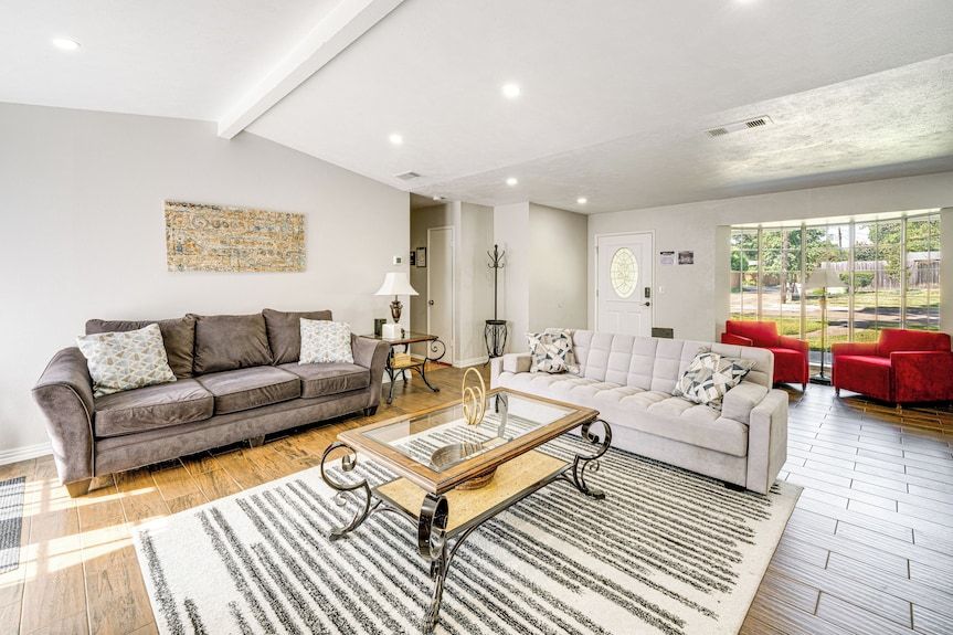 Texas Home W/ Yard: 2 Mi To Prairie Creek Park - Richardson, TX