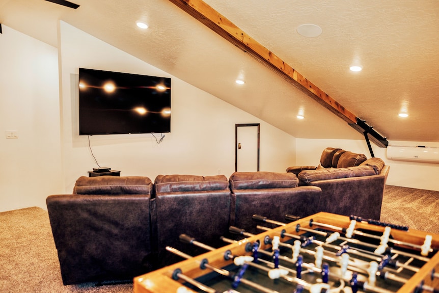 Secluded North Lodge Sleeps 40 Clubhouse, Reunions, Dinosaur Quarry Nearby - Utah