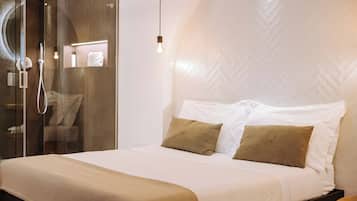 DOUBLE ROOM WITH HOT TUB | Minibar, secretária, cortinas/cortinados opacos, quartos insonorizados