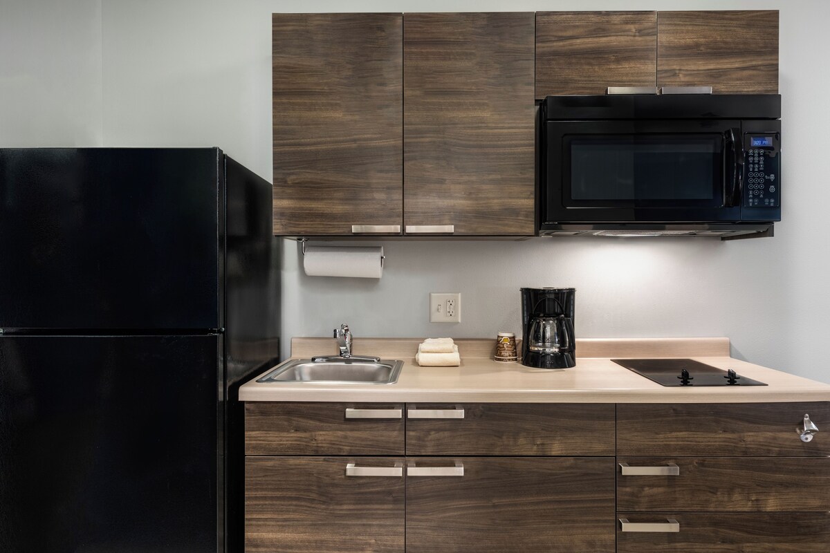 Cozinha privada | Cafeteira/chaleira, geladeira grande, micro-ondas, cooktop